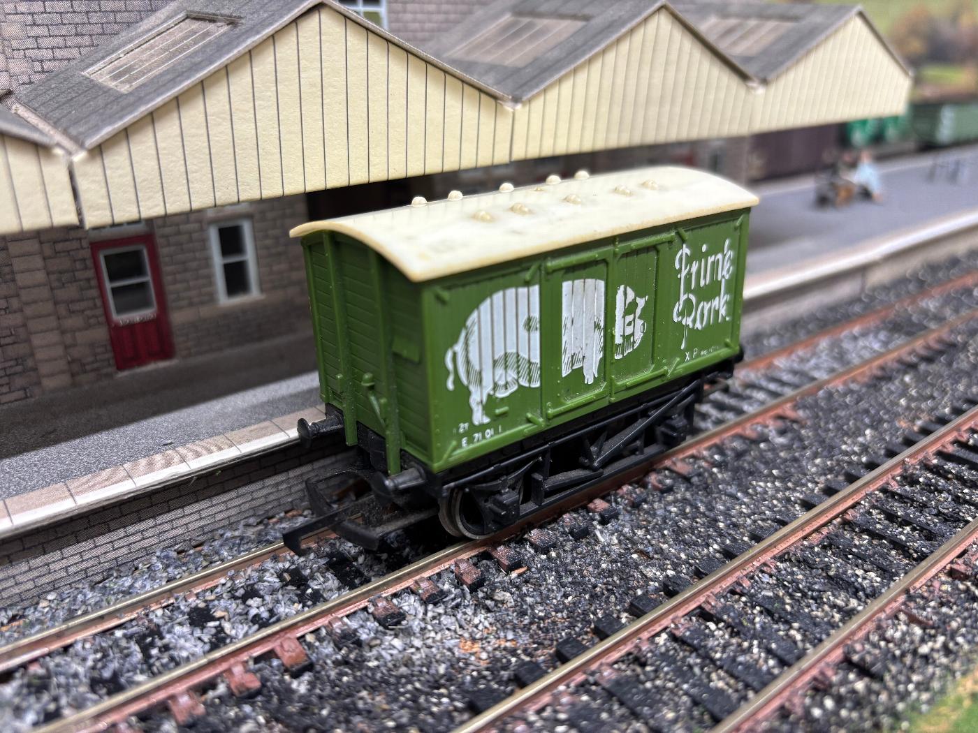 R162 Green Prime Pork Goods Wagon OO Gauge (UnBoxed) £8.99