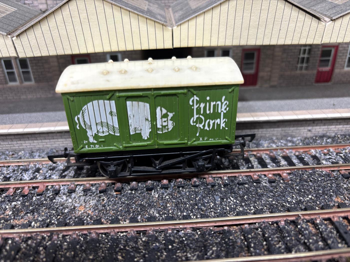 R162 Green Prime Pork Goods Wagon OO Gauge (UnBoxed) £8.99