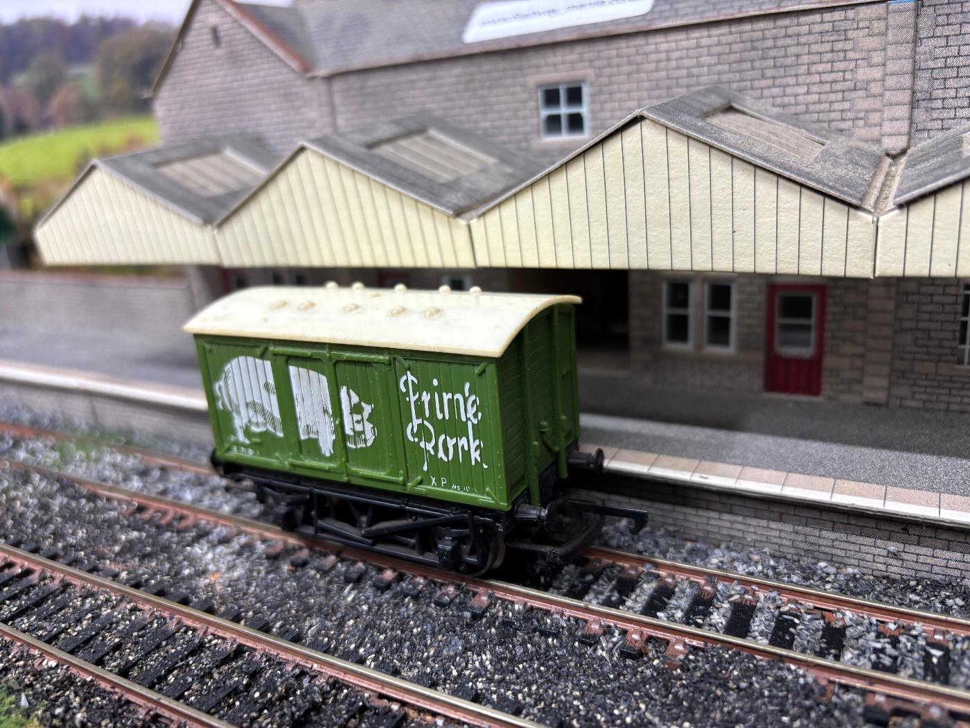 R162 Green Prime Pork Goods Wagon OO Gauge (UnBoxed) £8.99